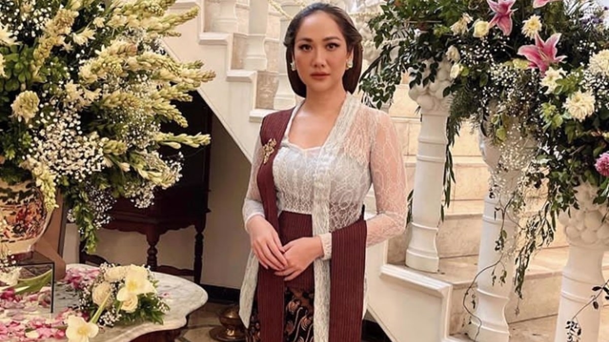 Kenakan Kebaya, Aura Bunga Citra Lestari Pancarkan Kecantikan Natural ...