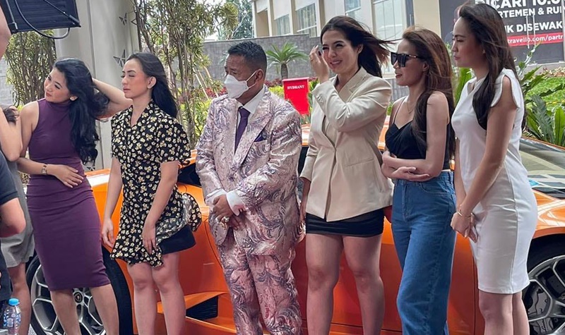 Tak Ada Lawan, Hotman Paris Dansa Dikelilingi Cewek-Cewek Hot Pakai Rok ...