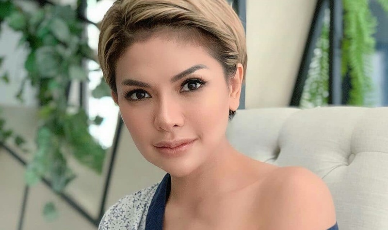 Bahagianya Nikita Mirzani Bisa Foto Bareng Idola, Netizen Malah Salfok ke Itunya