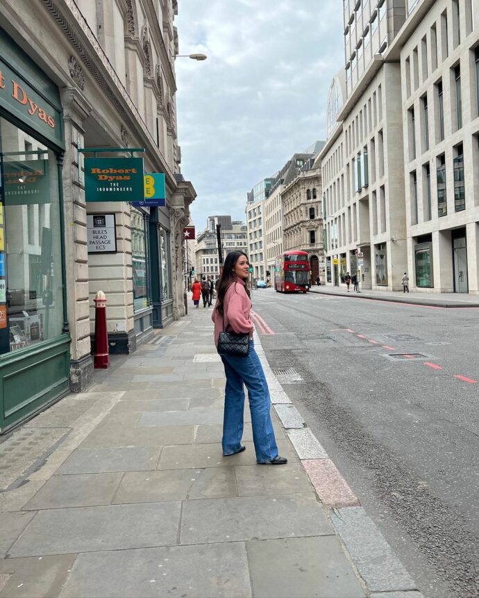 Pose di Tepi Jalan, Gaya Kasual Raisa Bak Seorang Anak Remaja