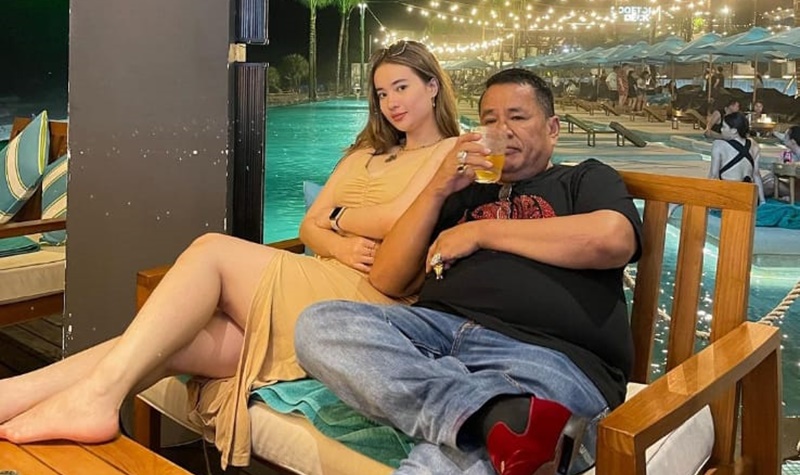 Hotman Paris Duduk Mesra Bareng Aspri ke-15, Katanya Aspri Paling Cantik Dibanding yang Lain