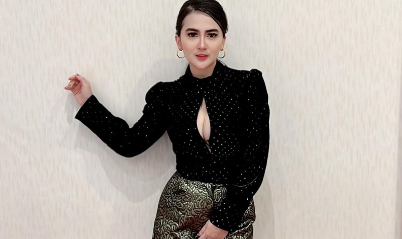 Diana Dee Starlight Bikin Heboh dengan Pamer Foto Belahan Dada yang Aduhai