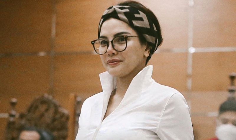 Gaya Nikita Mirzani Begitu Slay Kenakan Baju Putih Saat di Pengadilan