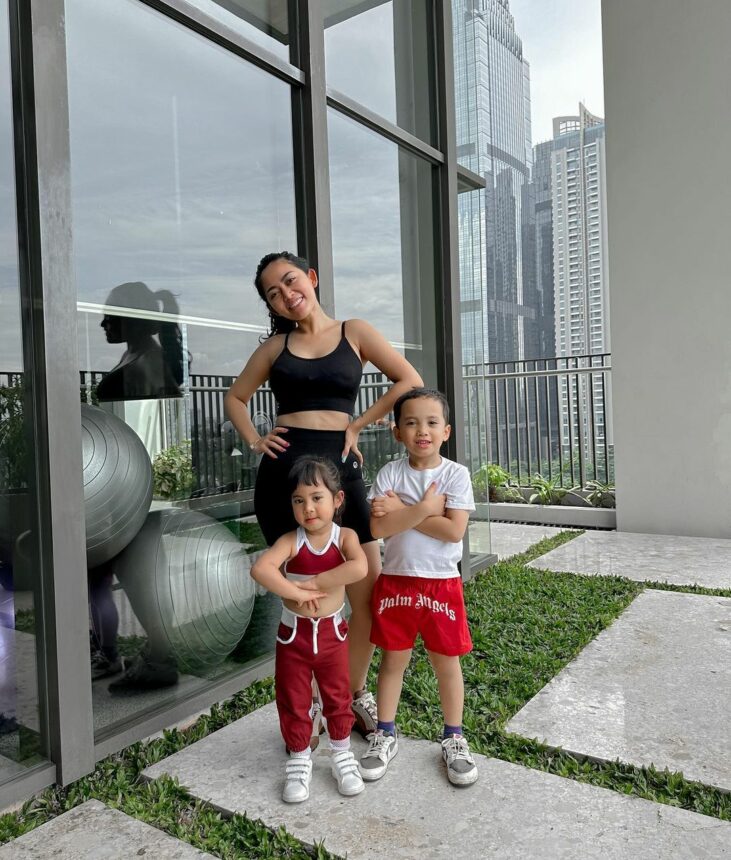 Lucunya Gaya Rachel Vennya dan Anak Gadisnya, Banyak yang Bilang Kembaran Lucunya Gaya Rachel Vennya dan Anak Gadisnya, Banyak yang Bilang Kembaran