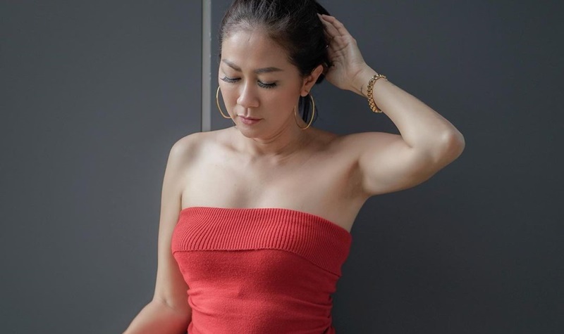 Tante Atien Simon Pakai Baju Seksi Tanpa Tali, Awas Jangan Sampai Melorot