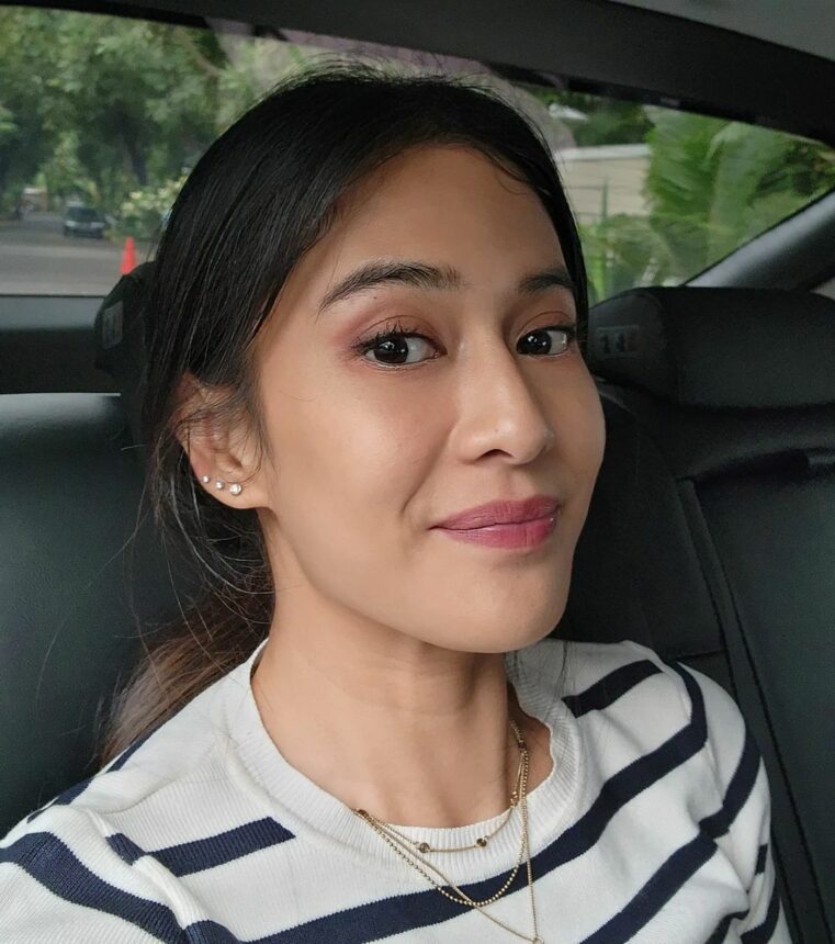 4 Gaya Pas Foto Dian Sastro Yang Bikin Fans Terpesona