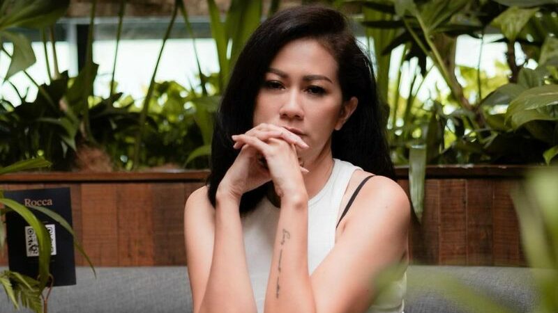 Inti Pesona Atien Simon Bergaya Ala Avatar, Tetap Seksi dan Elegan