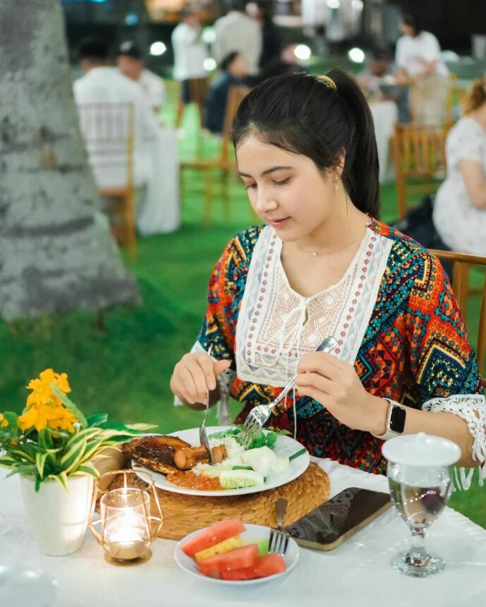 Intip 5 Potret Bulan Sutena yang Begitu Natural, Cantiknya Kelewat Batas