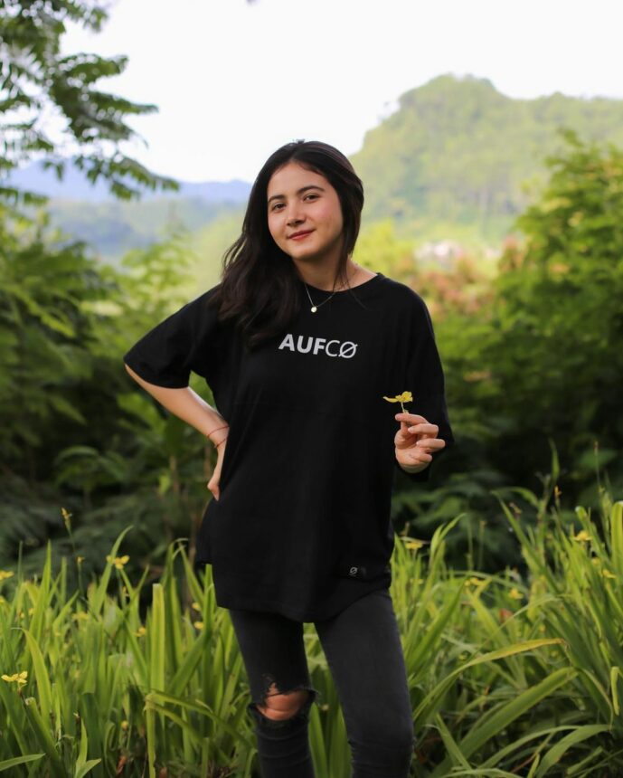 Intip 5 Potret Bulan Sutena yang Begitu Natural, Cantiknya Kelewat Batas