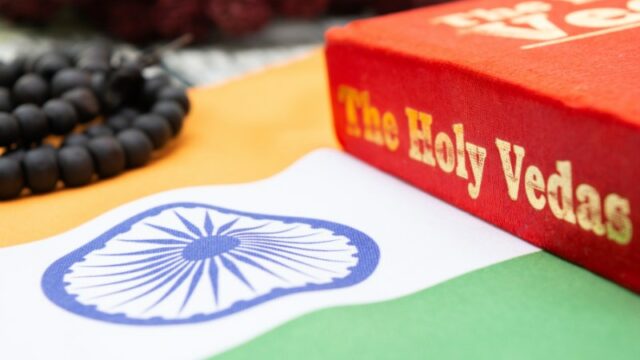 Mengenal Kitab Weda, Pembagian dan Sejarahnya