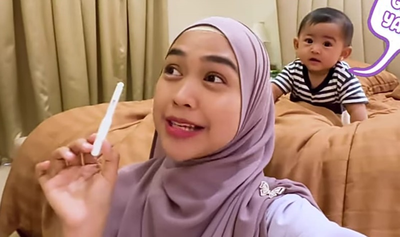 Pamer Testpack, Ria Ricis Hamil Anak Kedua? Pamer Testpack, Ria Ricis Hamil Anak Kedua?