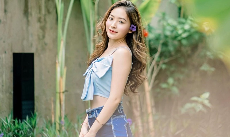 Natasha Wilona Dandan Cantik dengan Gaun Kipas, Auranya Diva Banget