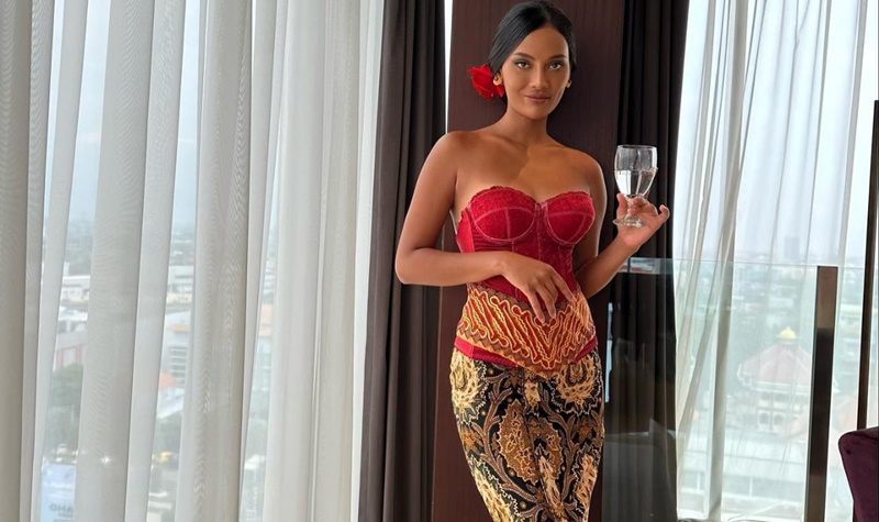 Erika Carlina Pakai Kebaya Merah, Netizen: Yang Ini Beda